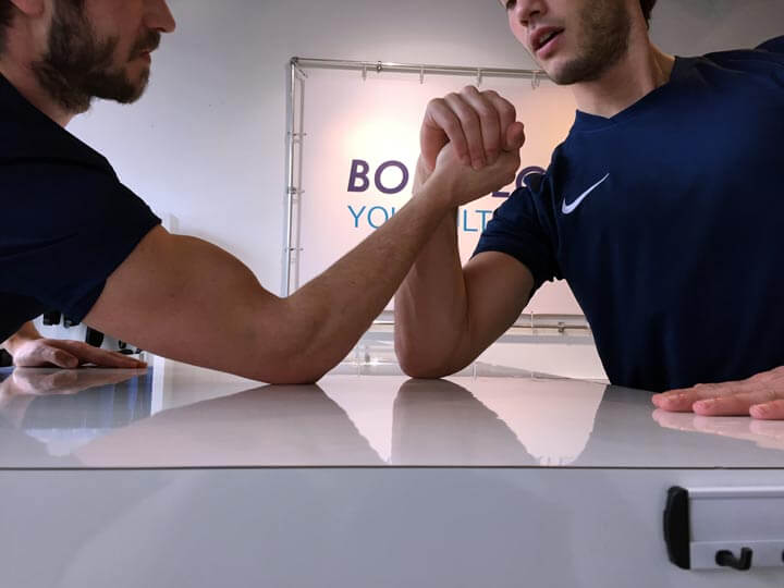 Hoe word je onverslaanbaar met armpje drukken? - FIT.nl