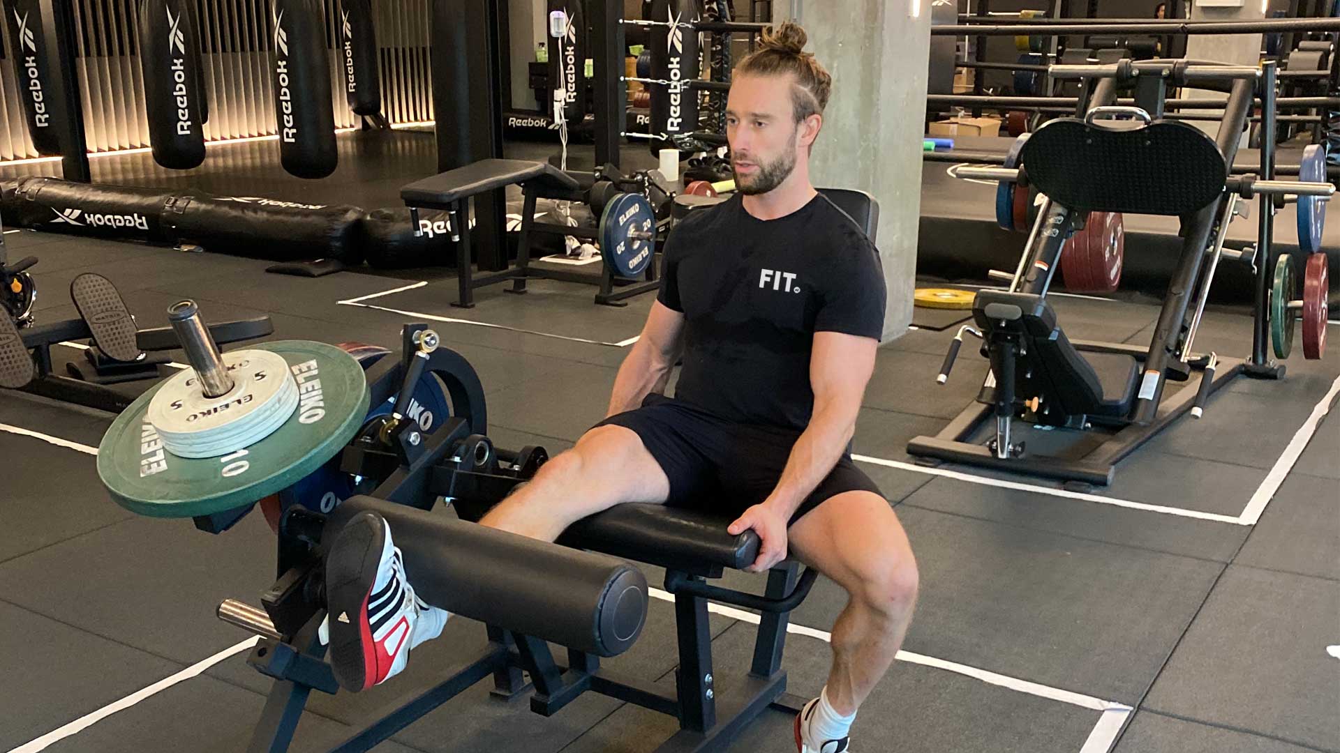 Is de leg extension een gevaarlijke oefening voor de knie? | FIT.nl