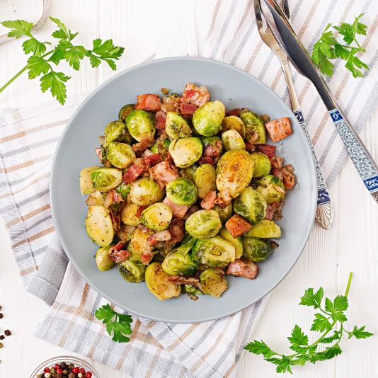 Roerbak spruitjes met spek recept | FIT.nl