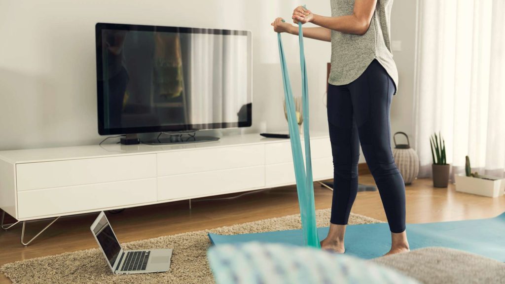 Thuis trainen? 8 tips om meer uit je training te halen - FIT.nl