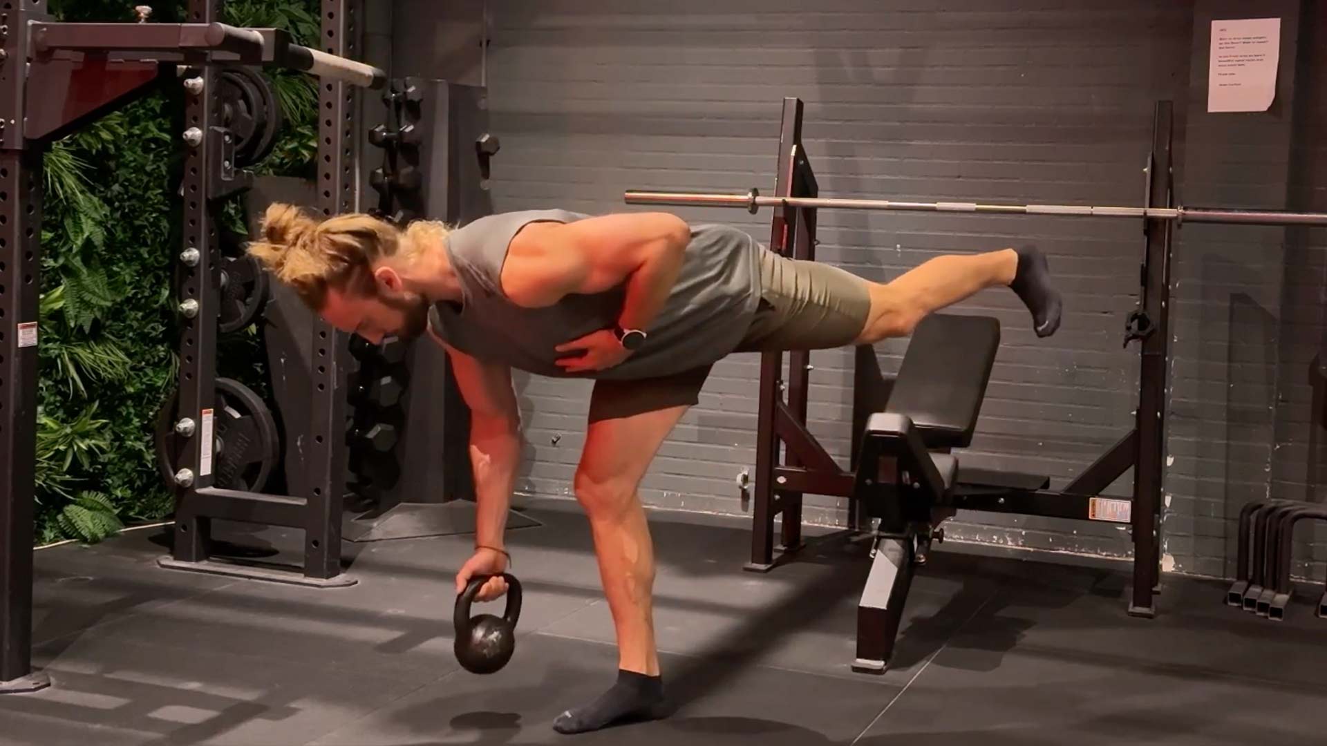Single leg romanian deadlift: uitleg en video - FIT.nl