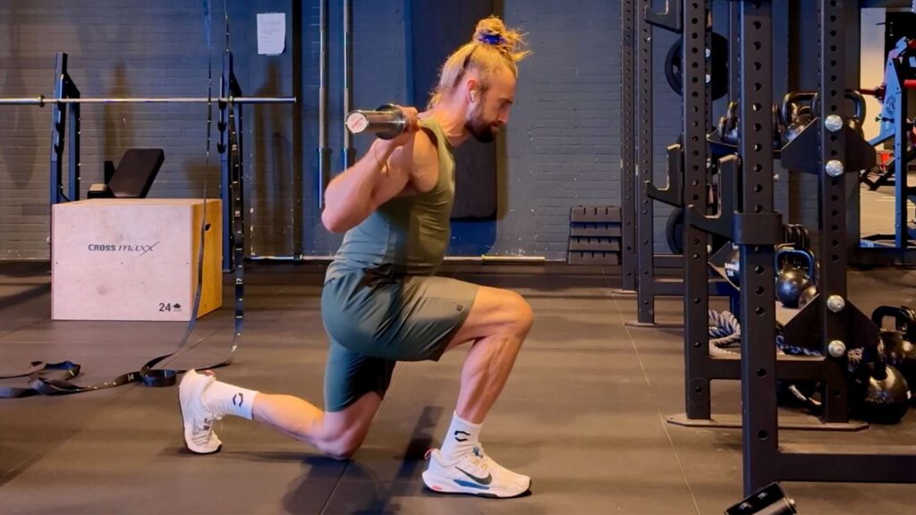 Barbell reverse lunge: uitleg en video - FIT.nl