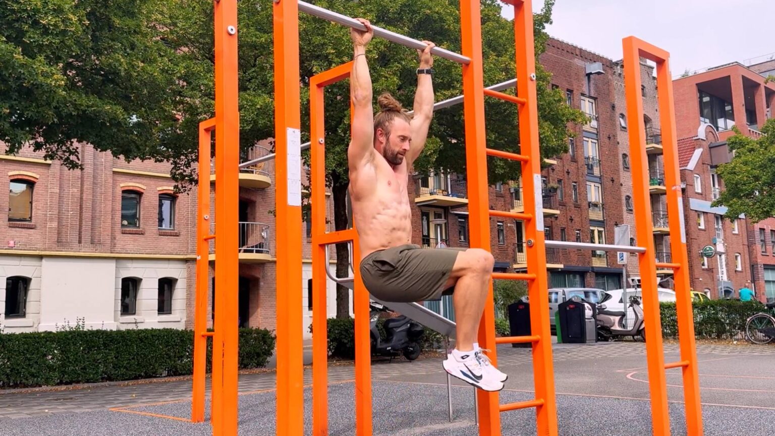 Window wipers with knees : uitleg van de oefening met video - FIT.nl